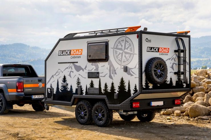 SPEEDCARAVAN BLACK ROAD | Blyss